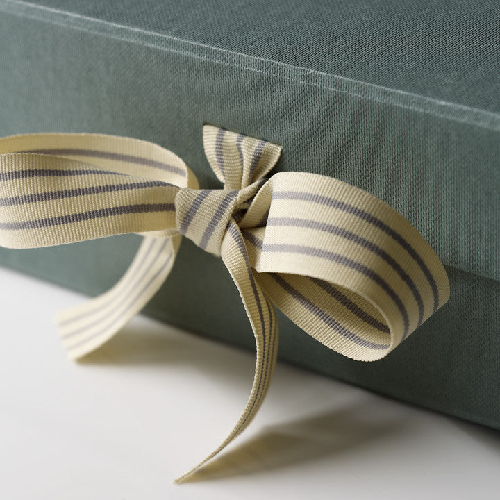 Inner Double Flap Closure On Folding Gift Box to Secure Box Assembled ...